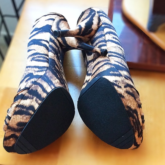 Michael | Shoes | Vintage Tiger Print Peep Toe Platform Pumps | Poshmark